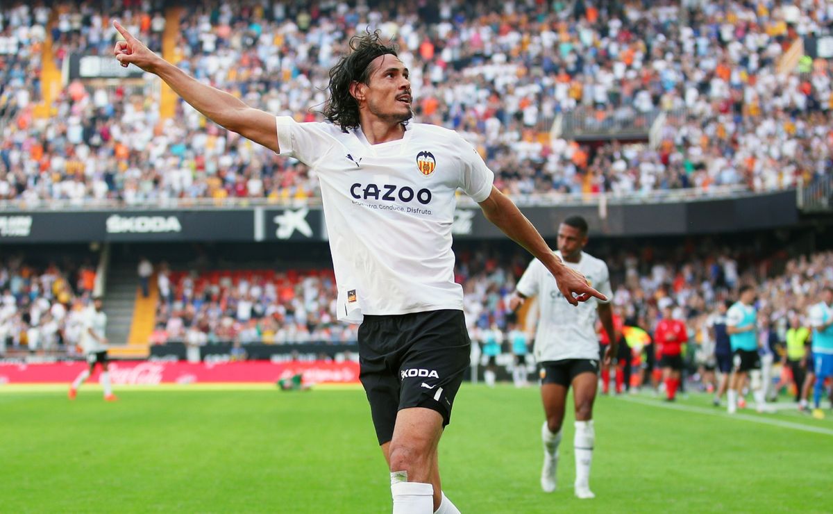 La contundente decisión de Valencia con Cavani mientras define su ...